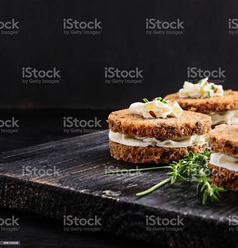 샌드위치 호 밀 크림 치즈 빵 하 고 믹스 씨앗 베이지색 대리석 테이블에 건강 간식 개념입니다 최고의 볼 수 있습니다 공간에