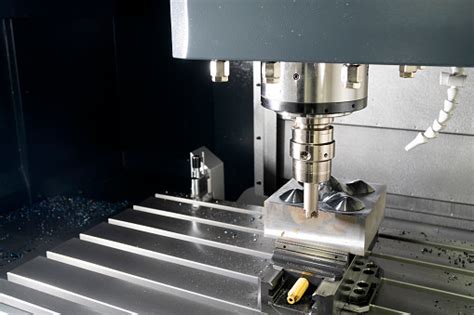 Cnc 밀링 머신은 인덱싱 가능한 반경 엔드밀 공구로 금형 부품을 거칠게 절단합니다 Cnc 장치에 대한 스톡 사진 및 기타