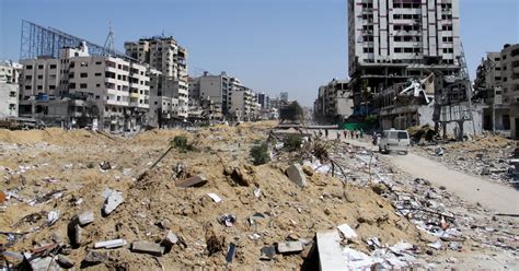 Las Autoridades De Gaza Elevan A Más De 33 600 Los Muertos Por La