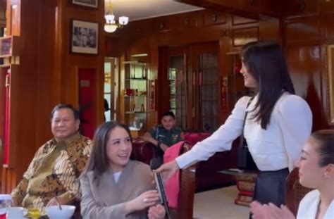 Prabowo Undang Fuji Makan Siang Bareng Tatapan Ajudannya Bikin Salfok