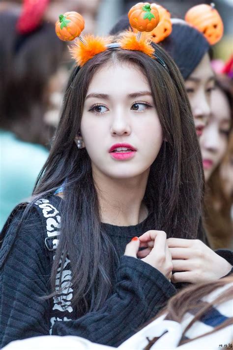 Somi Expresses Jealousy Of Idols Who Openly Date And Reveals Plans To Start Dating As Soon As