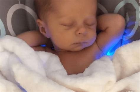 10개월 배 속에 있을 때랑 똑같은 자세로 잠든 아기보고 감격한 엄마 오펀 디스커스