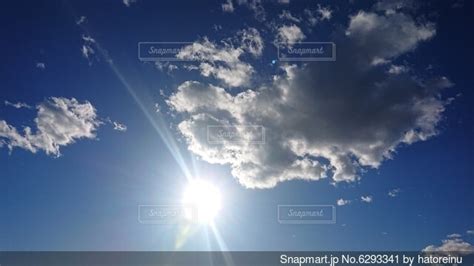 太陽と雲の間から差し込む太陽の写真・画像素材 Snapmart（スナップマート）
