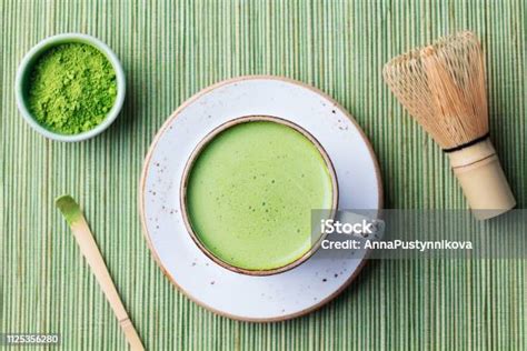 Matcha 녹차 라 떼 한 잔에 최고의 볼 수 있습니다 유기 제품입니다 공간에 복사 합니다 마카차에 대한 스톡 사진 및 기타 이미지 Istock