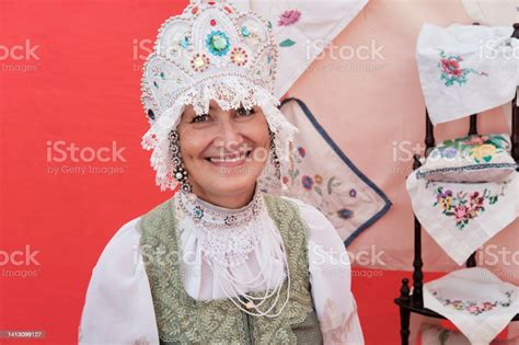 양식화 된 고대 러시아 머리 장식에서 웃고있는 노인 여성의 초상화 시골 휴일에 Kokoshnik 60 64세에 대한 스톡 사진
