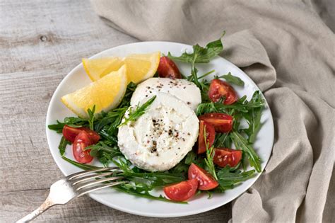 Arugula 체리 토마토 레몬 향신료와 올리브 오일로 양념 한 모 짜 렐 라 샐러드 0명에 대한 스톡 사진 및 기타 이미지