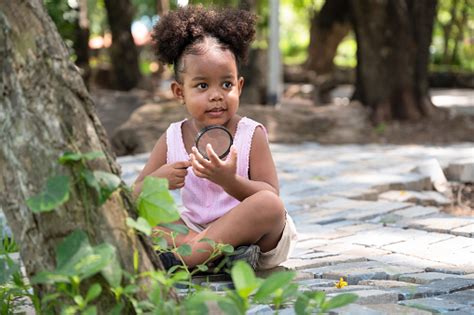 아프리카 계 미국인 어린이 소녀는 숲에서 돋보기로 탐험합니다 2 3 살에 대한 스톡 사진 및 기타 이미지 2 3 살 검색 귀여운 Istock