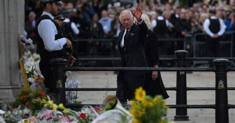 Carlos III inicia su reinado con un discurso histórico y lidera los homenajes a Isabel II en