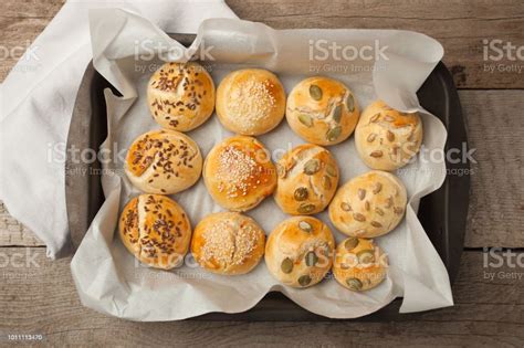 참 깨 호박 트레이 햄버거와 수 제 식품의 개념에 아마 해바라기 씨와 함께 신선한 수 제 버거만 두 미니 Challah 건강한