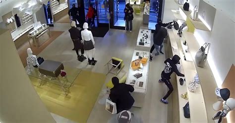 Watch Video Shows Suspects Raid Chicago Louis Vuitton Store