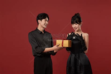 발렌타인 데이 커플은 감정을 전달하기 위해 선물을줍니다 사진 무료 다운로드 Lovepik