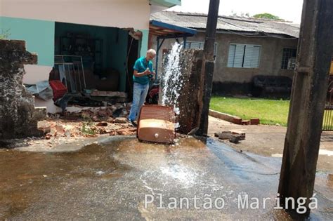 Carro derruba muro e invade residência em Maringá Plantão Maringá