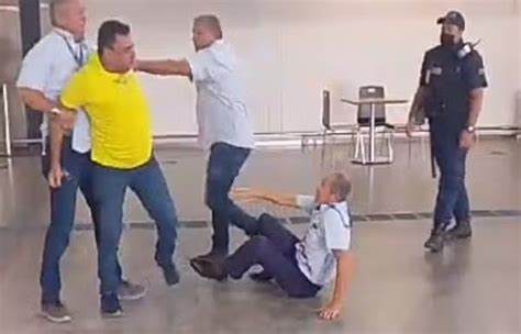 VÍDEO Motoristas trocam socos dentro de aeroporto