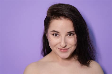 초상화 갈색 머리 여자 여자 여자 에 매우 페리 배경 얼굴에 스팽글 트렌디 한 색상 2022 라이트 퍼플 보라색 20 24세에