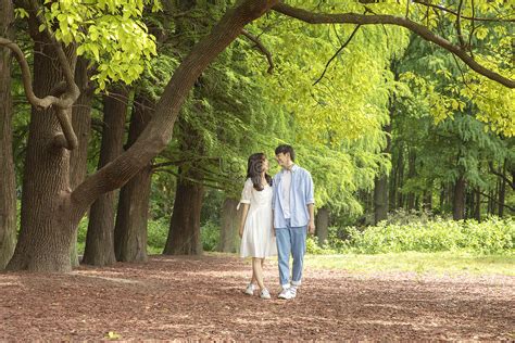 공원에서 산책하는 젊은 부부 사진 무료 다운로드 Lovepik