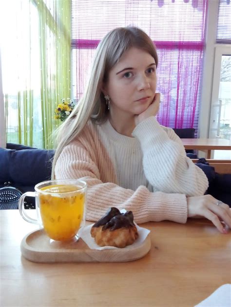 Девушка за столом