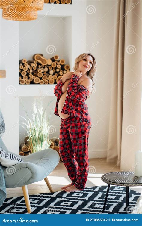 Una Mujer Embarazada En Topless En Pijama En El Interior De Su Casa Foto De Archivo Imagen De