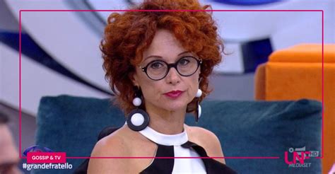 La rivista Chi mostra le foto di Beatrice Luzzi con un famoso attore di Hollywood ecco chi è