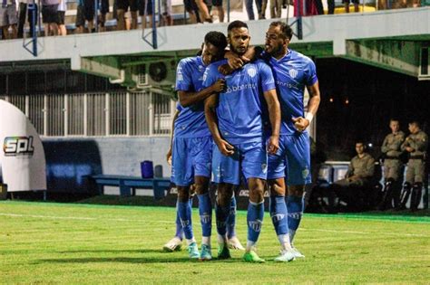 Atacante Recebe Notícia Da Morte Do Pai No Estádio Pede Para Jogar E