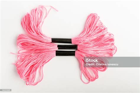 흰색 테이블 상단 보기 또는 섬유 소재의 평평한 평지에 고립 된 자수를위한 세 개의 선명한 분홍색 바느질 실 0명에 대한 스톡