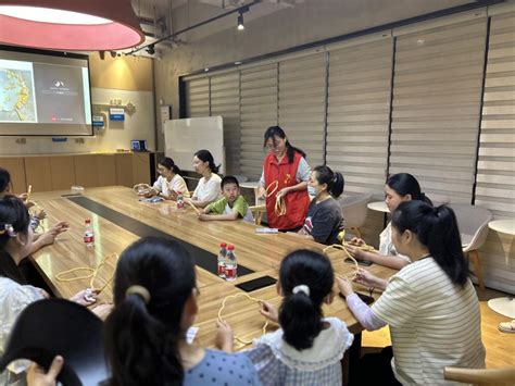 吹台社区开展巧做蚕丝扇 传承非遗梦蚕丝扇制作活动