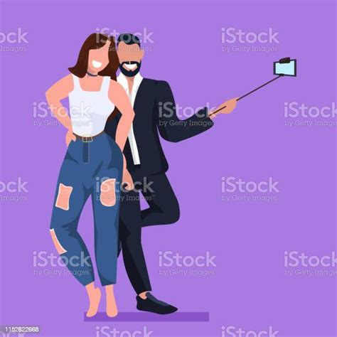 커플은 스마트 폰 카메라에 Selfie 사진을 찍고 함께 서 있는 남자 여자 여성 남성 만화 캐릭터 평면 전체 길이 포즈 청년