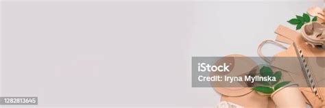 친환경 식기 배너 밝은 회색 배경 카피 스페이스에 크래프트 종이 식품 포장 길거리 음식은 종이 포장을 빼앗습니다 컵 접시 빨대 녹색 잎이있는 종이 봉투 감소에 대한 스톡