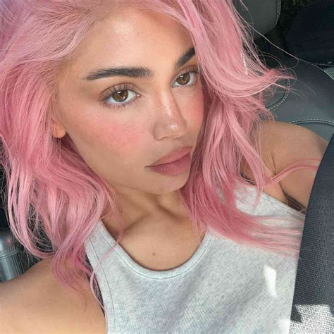 Kylie Jenner Re Enters Her Tumblr Era With New Pastel Pink Hair