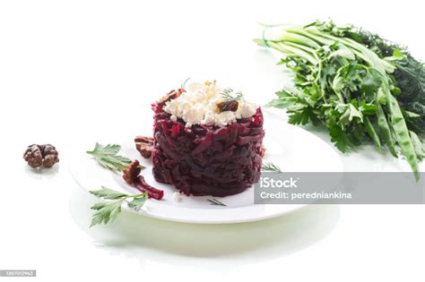 호두와 코티지 치즈를 곁들인 삶은 사탕무의 식이 샐러드 가정 주방에 대한 스톡 사진 및 기타 이미지 가정 주방 가정의 방 건강한 식생활 Istock