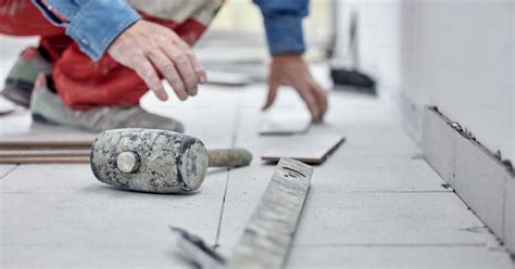 전문 도자기 타일 남자 노동자는 바닥과 벽에 새 타일을 놓습니다 사진 Unsplash의 콘크리트 이미지