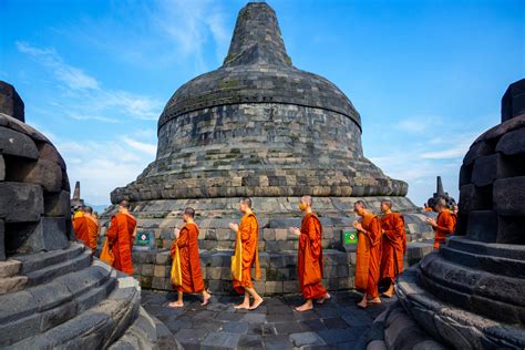 BuddhaZine Potret Khidmatnya Puja Di Puncak Candi Borobudur