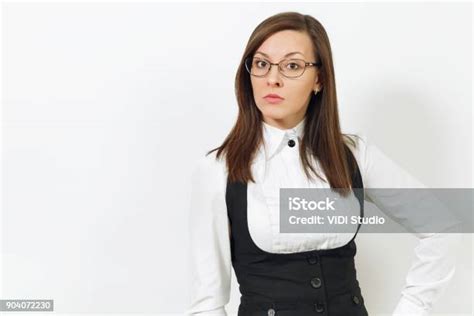 아름 다운 행복 백인 젊은 갈색 머리 비즈니스 여자 검은 양복에 웃 고 흰 셔츠와 안경 카메라를 찾고 흰색 배경에 고립 관리자 또는 작업자 합니다 광고에 대 한 공간을 복사