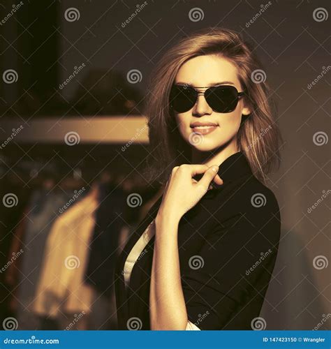 Potomstwo Mody Blond Kobieta W Okularach Przeciws Onecznych W Centrum