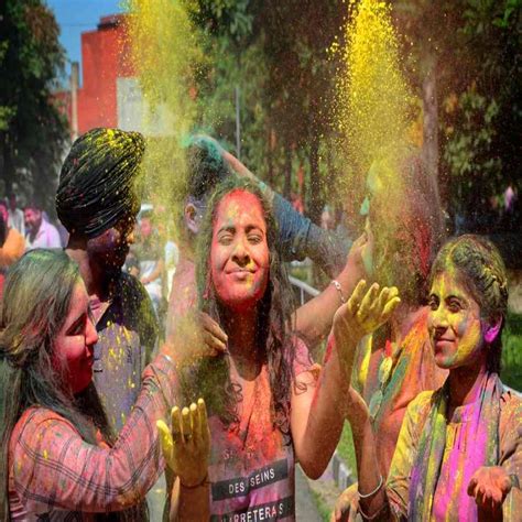 Holi 2022 लट्ठमार होली से रॉयल होली तक जानें देश के अलग अलग हिस्सों