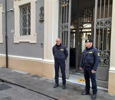 Minaccia Con Le Forbici Una Prostituta E La Rapina Condannato Un
