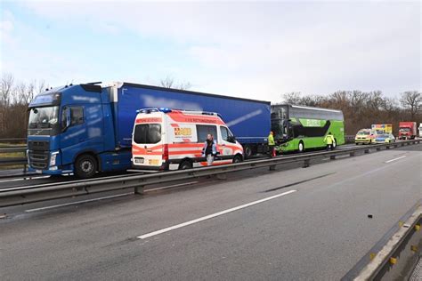 Flixbus Unfall auf der A Fünf Menschen verletzt Euro Schaden