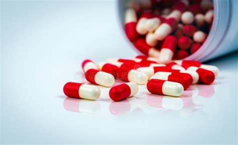 микстура капсулы стоковое изображение. изображение насчитывающей - 23542177