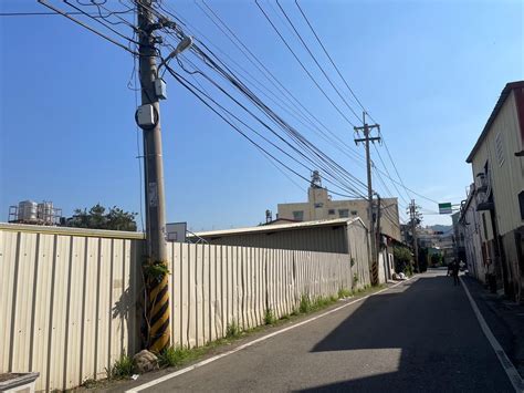 臺中市霧峰區公所 因國中路道路狹窄會車不易🚘🚍 經北柳里吳儒親里長通報，公所現場勘查👷‍♀️👷‍♂️