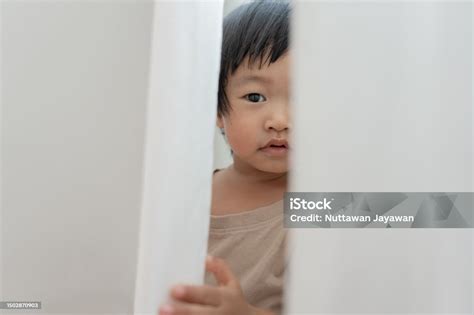 작은 아시아 아이들 아이 벽 집 옆에 서서 숨바꼭질을 하고 집에서 즐거운 시간을 보내는 사랑스러운 아이 행복한 가족은 아이들