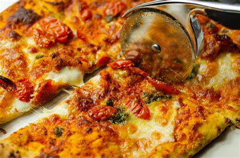 버팔로 모짜렐라와 토마토를 베이스로 유명한 나폴리 피자를 피자 커터로 자르기 나폴리 나폴리 지방에 대한 스톡 사진 및 기타 이미지 나폴리 나폴리 지방 레스토랑 마르게