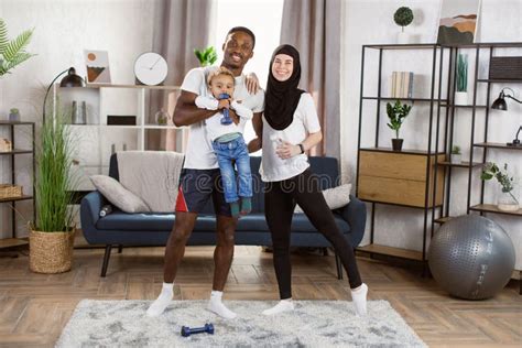 Jeune Homme Noir Joyeux Tient Son Fils Dans Ses Bras En Tenue De Sport
