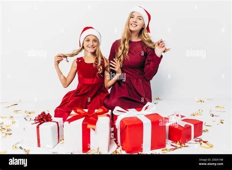 Joven familia de Navidad mamá e hija en sombreros de Santa teniendo