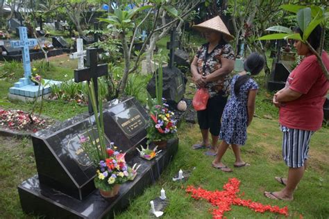 Tradisi Nyekar Ke Makam Leluhur Di Hari Natal Okezone News
