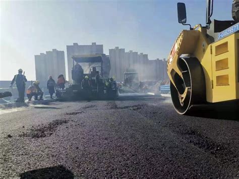 郑州沥青摊铺机作业准备 常见问题 沥青道路施工专家 郑州信创建筑工程有限公司 新乡郑州沥青拌合站彩色沥青施工郑州沥青道路摊铺柏油马路施工