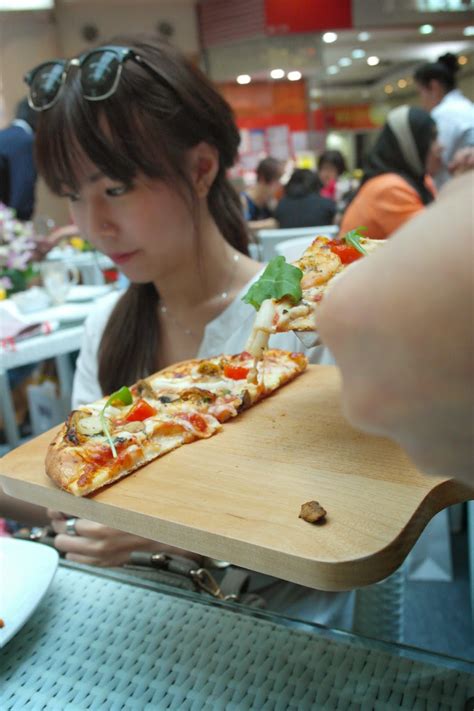 Pizzahuts New Signature Series Mongabong