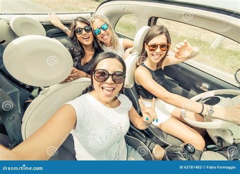 Grupp Av Flickor Som Har Gyckel Med Bilen Fotografering för Bildbyråer