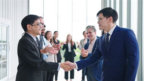 다양한 동료들이 비즈니스 계약 파트너 거래 또는 회사 성공에 박수를 보냅니다 사업가들은 상호 사업 거래 후 악수합니다 축하에