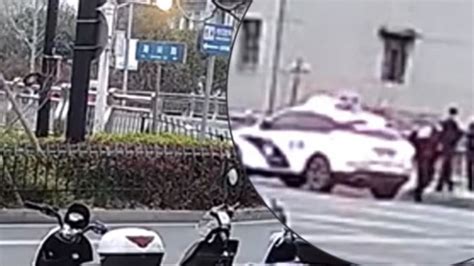 女子欲跳桥轻生，路过的消防员飞奔上前一把拽住凤凰网视频凤凰网