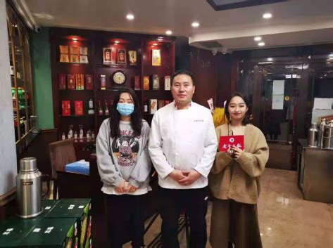 旅游烹饪学院教师魏志春为老年日报读者做春节佳宴 哈尔滨商大新闻网