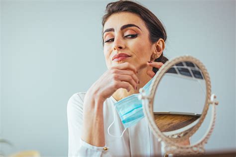 마스크네 얼굴 마스크를 착용에서 여드름 브레이크 아웃 땀에 대한 스톡 사진 및 기타 이미지 땀 사람 얼굴 아름다움